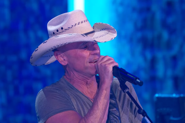 Jørgen Dahl Moe Sings “Dancing In the Dark” on The Voice | Music Alley
